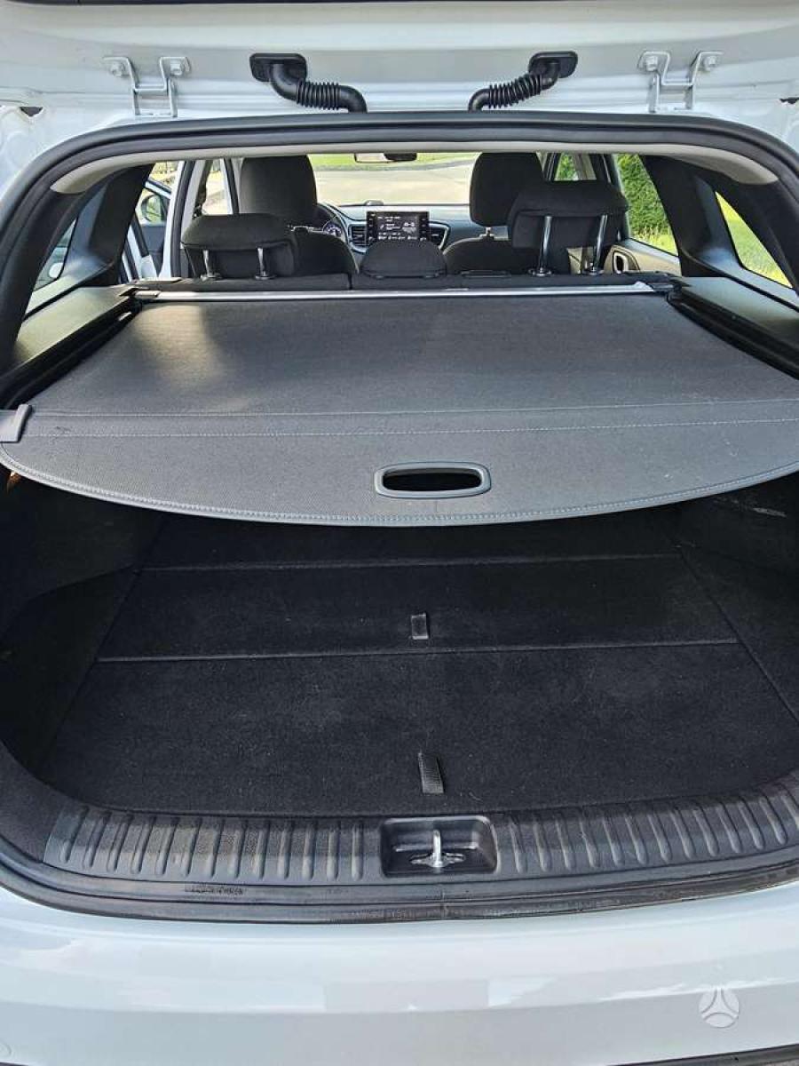 White Kia Ceed 2022 in Taurage, with an engine capacity of 1.60 L and mileage of 250 thousand km for 9000 €, photo 23 on AUTOMOTO.COM.LV