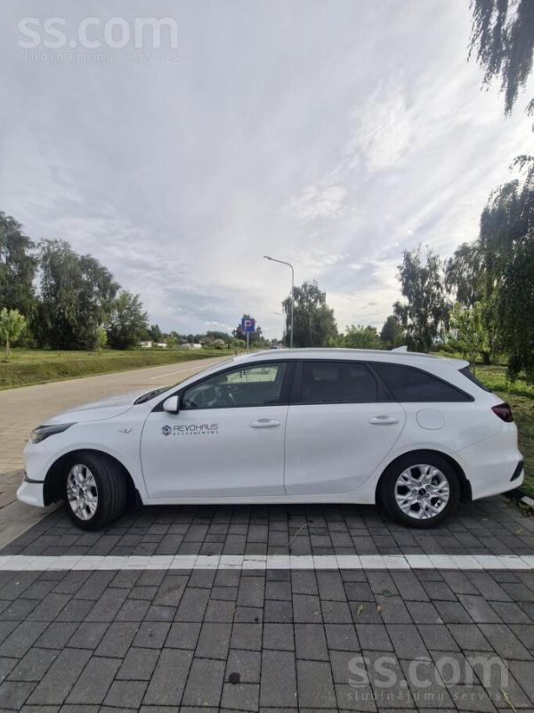White Kia Ceed 2023 in Riga, with an engine capacity of 1.50 L and mileage of 90 thousand km for 14200 €, photo 3 on AUTOMOTO.COM.LV
