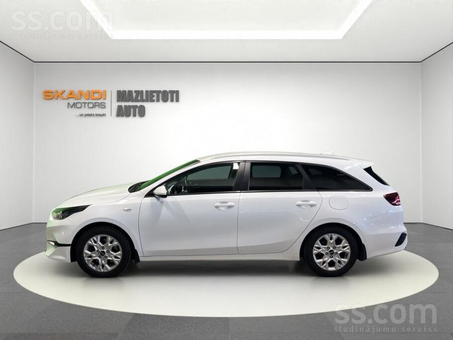 White Kia Ceed 2023 in Riga, with an engine capacity of 1.50 L and mileage of 92 thousand km for 14990 €, photo 4 on AUTOMOTO.COM.LV