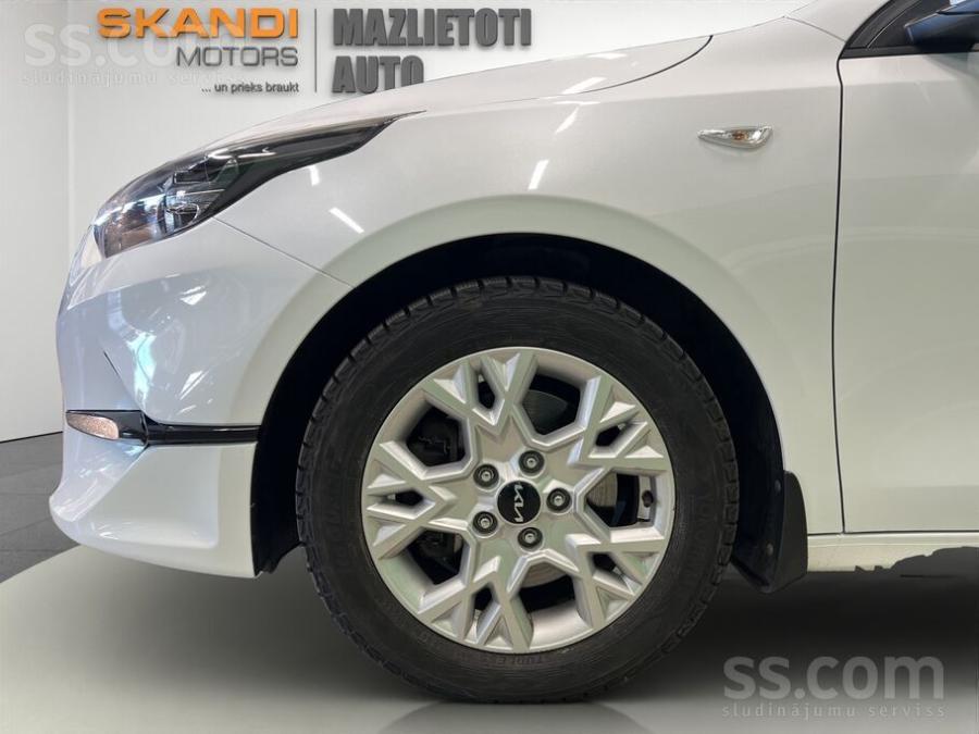 White Kia Ceed 2023 in Riga, with an engine capacity of 1.50 L and mileage of 92 thousand km for 14990 €, photo 10 on AUTOMOTO.COM.LV