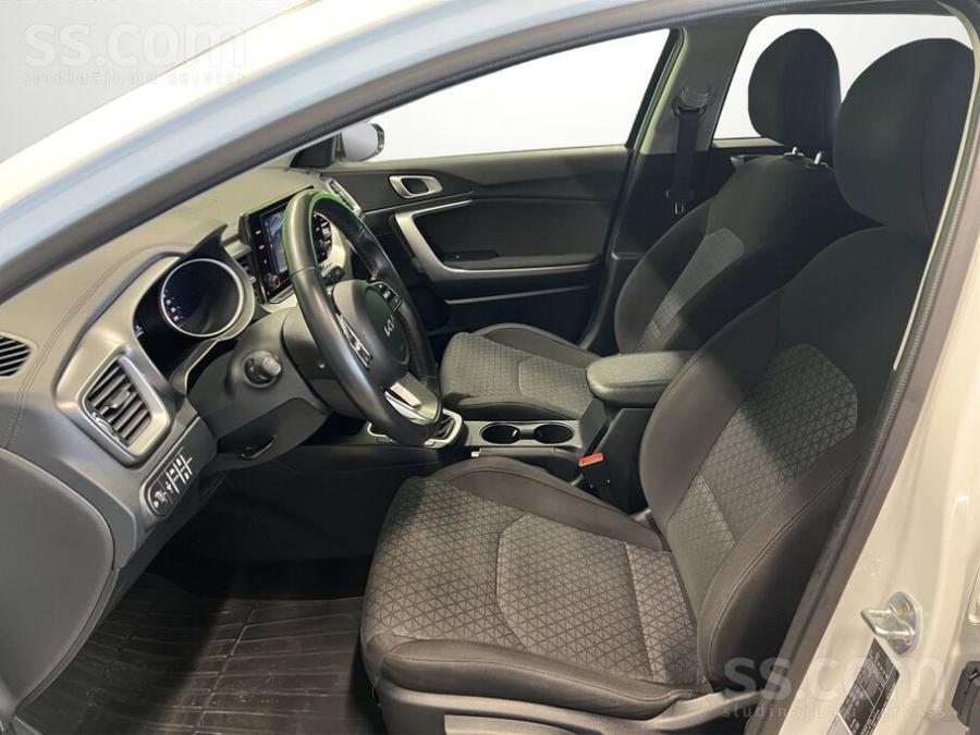 White Kia Ceed 2023 in Riga, with an engine capacity of 1.50 L and mileage of 92 thousand km for 14990 €, photo 11 on AUTOMOTO.COM.LV