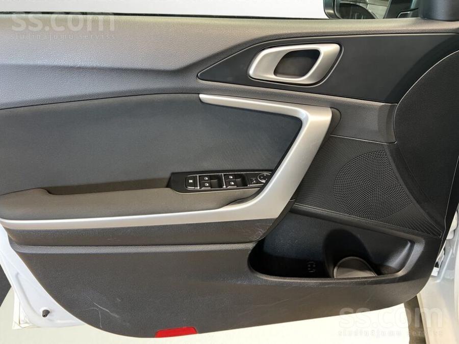 White Kia Ceed 2023 in Riga, with an engine capacity of 1.50 L and mileage of 92 thousand km for 14990 €, photo 14 on AUTOMOTO.COM.LV