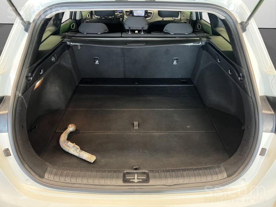White Kia Ceed 2023 in Riga, with an engine capacity of 1.50 L and mileage of 92 thousand km for 14990 €, photo 22 on AUTOMOTO.COM.LV