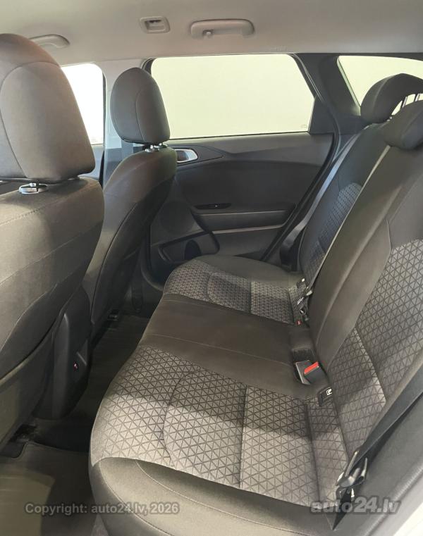 Balts Kia Ceed 2025 Tallina, ar dzinēja tilpumu 1.50 L un nobraukumu 29 tūkst. km par 21990 €, foto 9 vietnē AUTOMOTO.COM.LV