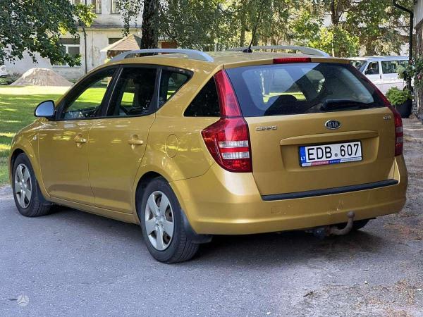 Dzeltens Kia Ceed 2008 Panevēža, ar dzinēja tilpumu 1.58 L un nobraukumu 419 tūkst. km par 1250 €, foto 3 vietnē AUTOMOTO.COM.LV