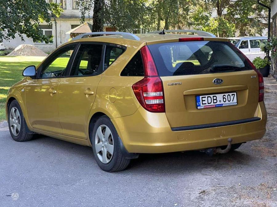 Yellow Kia Ceed 2008 in Panevezys, with an engine capacity of 1.58 L and mileage of 419 thousand km for 1250 €, photo 4 on AUTOMOTO.COM.LV