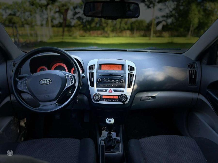 Yellow Kia Ceed 2008 in Panevezys, with an engine capacity of 1.58 L and mileage of 419 thousand km for 1250 €, photo 9 on AUTOMOTO.COM.LV