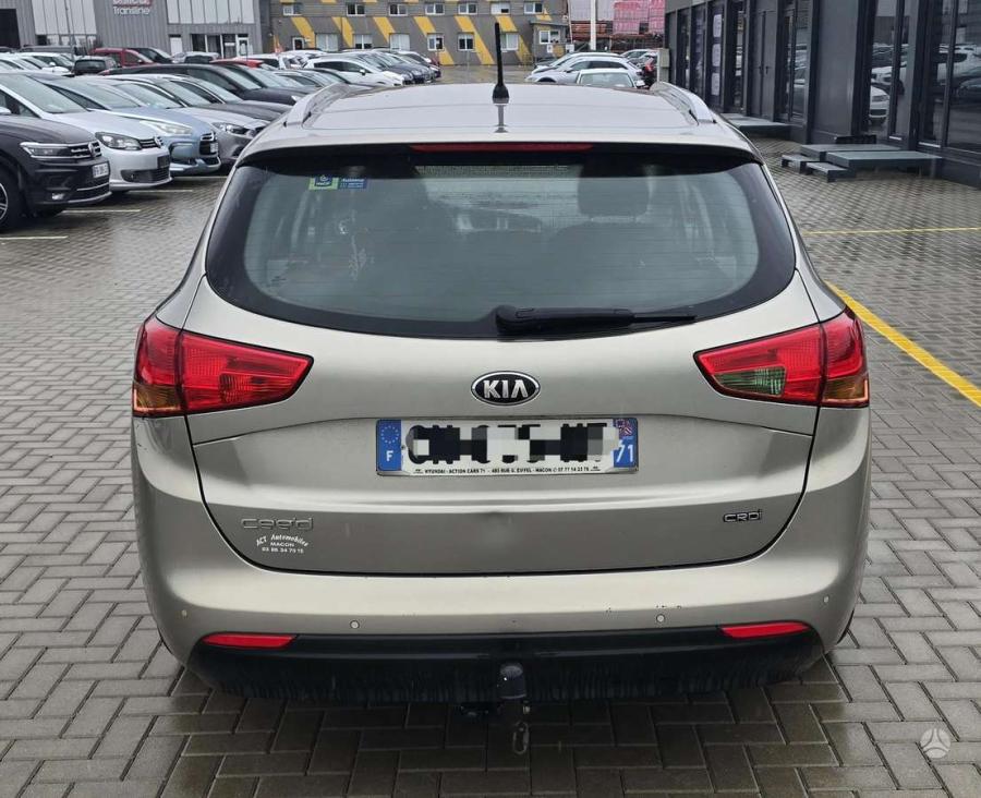 Yellow Kia Ceed 2012 in Taurage, with an engine capacity of 1.58 L and mileage of 230 thousand km for 2950 €, photo 9 on AUTOMOTO.COM.LV