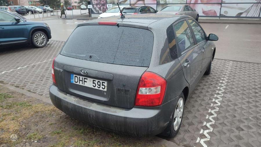 Pelēks Kia Cerato 2006 Viļņa, ar dzinēja tilpumu 1.60 L un nobraukumu 101 tūkst. km par 1250 €, foto 14 vietnē AUTOMOTO.COM.LV