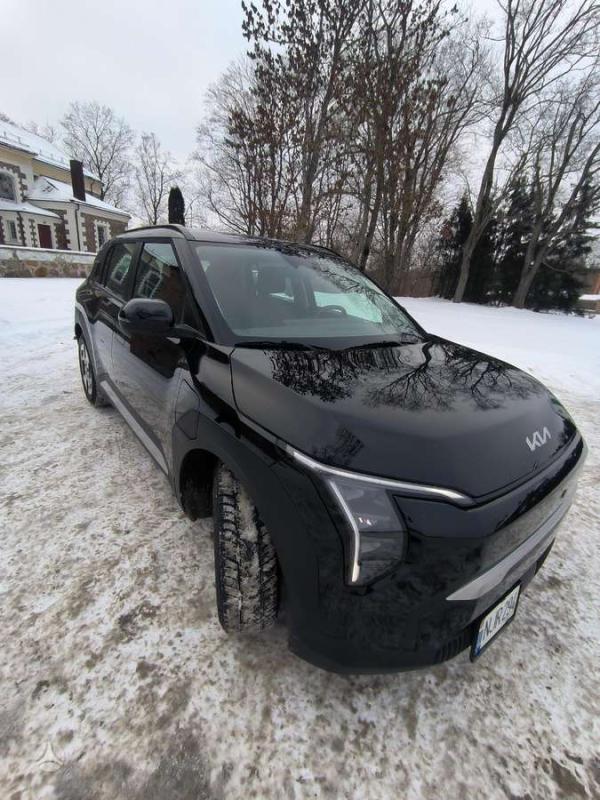 Black Kia EV3 2025 in Alytus, with an engine capacity of 0.00 L and mileage of 11 thousand km for 33500 €, photo 2 on AUTOMOTO.COM.LV