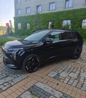 Black Kia EV3 2025 in Klaipeda, with an engine capacity of 0.00 L and mileage of 11 thousand km for 37000 €, photo 3 on AUTOMOTO.COM.LV