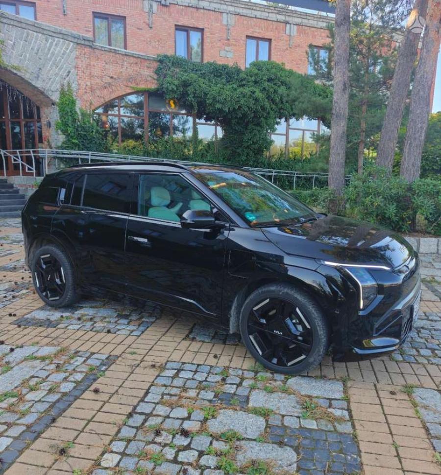 Black Kia EV3 2025 in Klaipeda, with an engine capacity of 0.00 L and mileage of 11 thousand km for 37000 €, photo 4 on AUTOMOTO.COM.LV