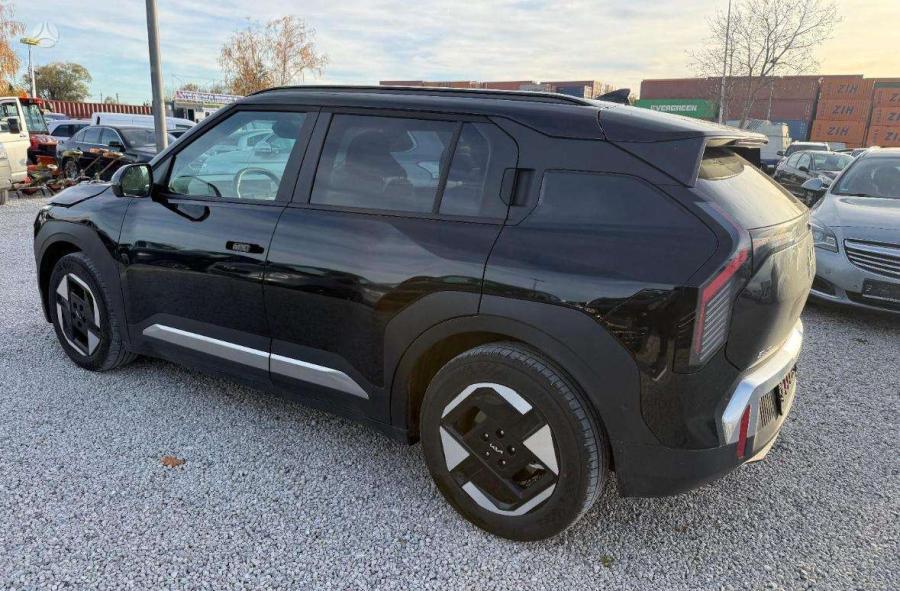 Black Kia EV3 2025 in Jonava, with an engine capacity of 0.00 L and mileage of 6 thousand km for 29950 €, photo 3 on AUTOMOTO.COM.LV