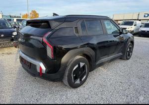 Black Kia EV3 2025 in Jonava, with an engine capacity of 0.00 L and mileage of 6 thousand km for 29950 €, photo 4 on AUTOMOTO.COM.LV