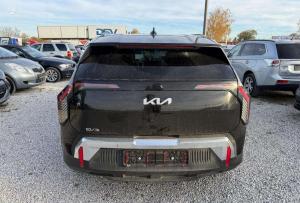Black Kia EV3 2025 in Jonava, with an engine capacity of 0.00 L and mileage of 6 thousand km for 29950 €, photo 5 on AUTOMOTO.COM.LV