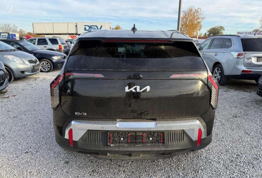 Black Kia EV3 2025 in Jonava, with an engine capacity of 0.00 L and mileage of 6 thousand km for 29950 €, photo 5 on AUTOMOTO.COM.LV