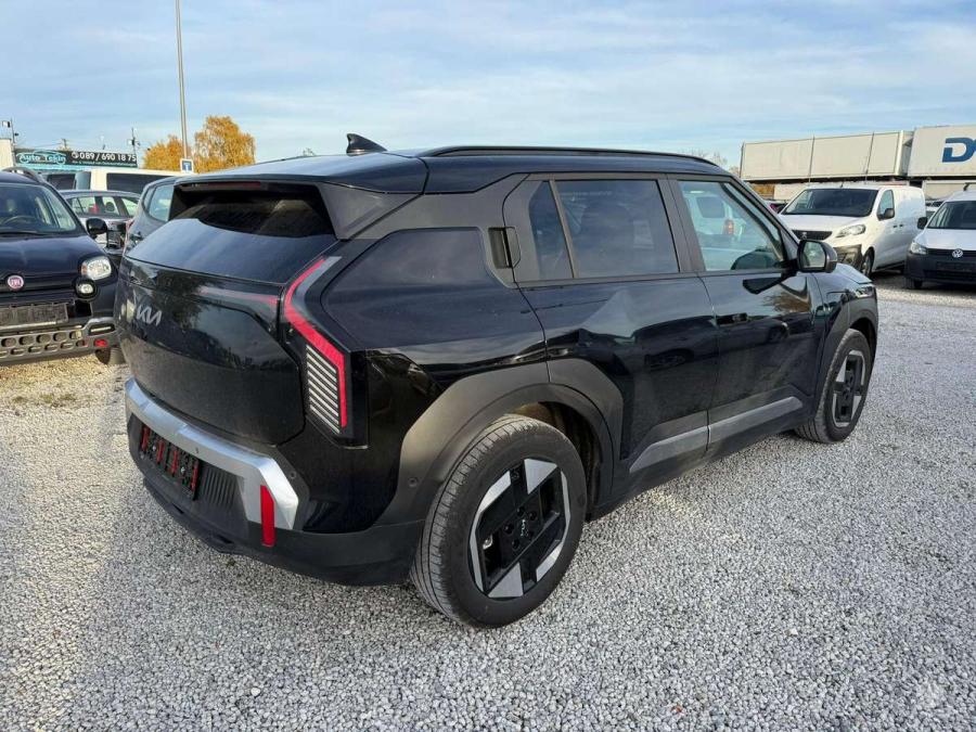 Black Kia EV3 2025 in Jonava, with an engine capacity of 0.00 L and mileage of 6 thousand km for 29950 €, photo 17 on AUTOMOTO.COM.LV