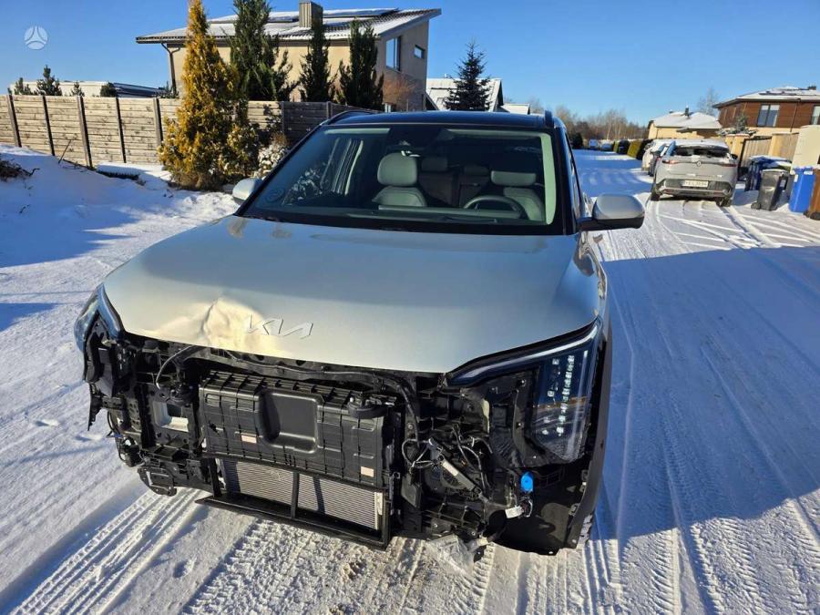 Pelēks Kia EV3 2025 Šauļi, ar dzinēja tilpumu 0.00 L un nobraukumu 7 tūkst. km par 24750 €, foto 1 vietnē AUTOMOTO.COM.LV