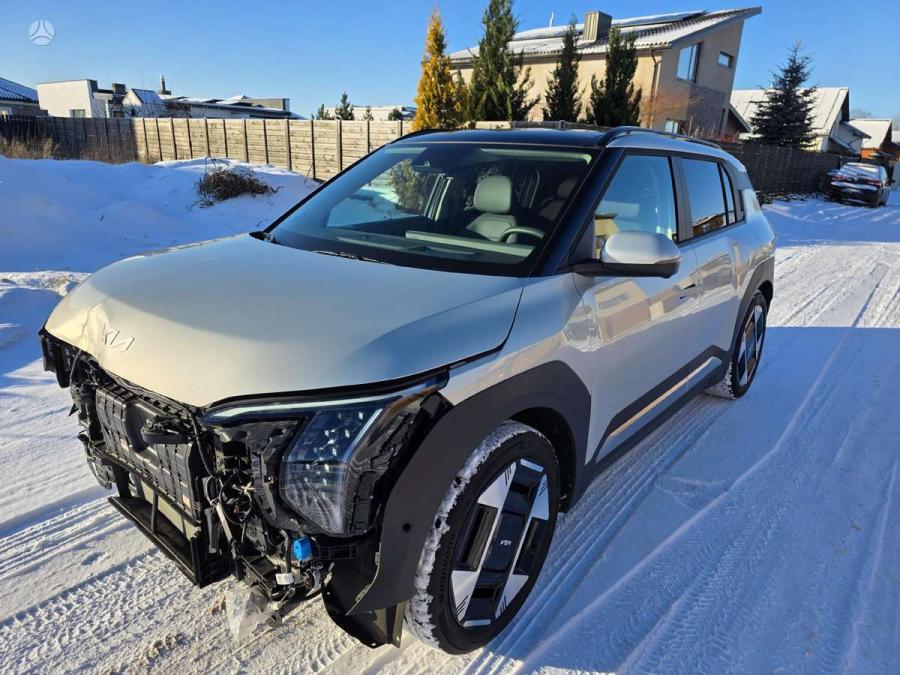 Pelēks Kia EV3 2025 Šauļi, ar dzinēja tilpumu 0.00 L un nobraukumu 7 tūkst. km par 24750 €, foto 2 vietnē AUTOMOTO.COM.LV