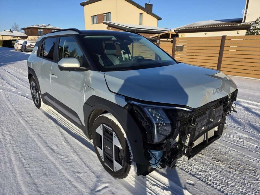 Pelēks Kia EV3 2025 Šauļi, ar dzinēja tilpumu 0.00 L un nobraukumu 7 tūkst. km par 24750 €, foto 3 vietnē AUTOMOTO.COM.LV