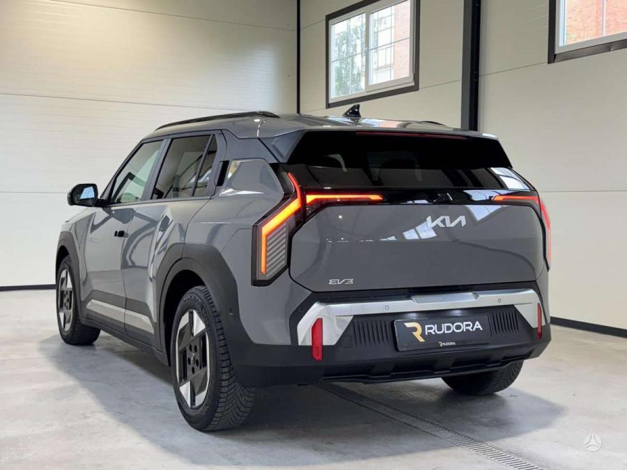 Pelēks Kia EV3 2025 Šauļi, ar dzinēja tilpumu 0.00 L un nobraukumu 11 tūkst. km par 32800 €, foto 7 vietnē AUTOMOTO.COM.LV