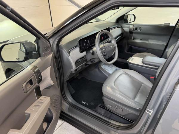 Grey Kia EV3 2025 in Siauliai, with an engine capacity of 0.00 L and mileage of 11 thousand km for 32800 €, photo 8 on AUTOMOTO.COM.LV