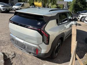 Pelēks Kia EV3 2025 Prienai, ar dzinēja tilpumu 0.00 L un nobraukumu 46 tūkst. km par 13900 €, foto 5 vietnē AUTOMOTO.COM.LV