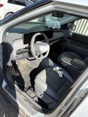 Pelēks Kia EV3 2025 Prienai, ar dzinēja tilpumu 0.00 L un nobraukumu 46 tūkst. km par 13900 €, foto 6 vietnē AUTOMOTO.COM.LV