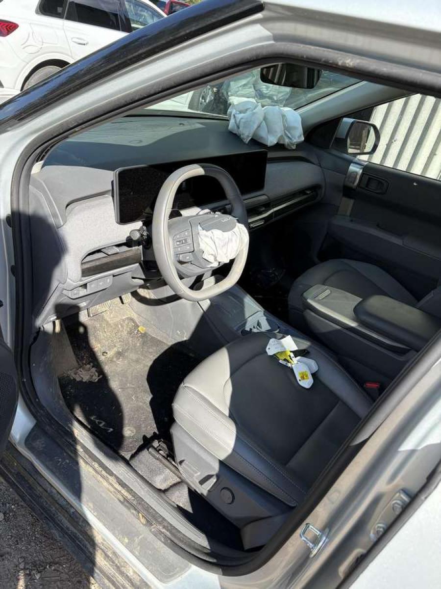 Pelēks Kia EV3 2025 Prienai, ar dzinēja tilpumu 0.00 L un nobraukumu 46 tūkst. km par 13900 €, foto 6 vietnē AUTOMOTO.COM.LV