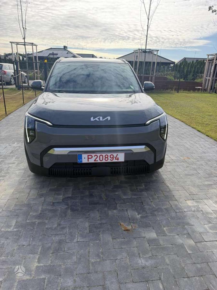 Grey Kia EV3 2024 in Kaunas, with an engine capacity of 0.00 L and mileage of 12 thousand km for 28500 €, photo 4 on AUTOMOTO.COM.LV