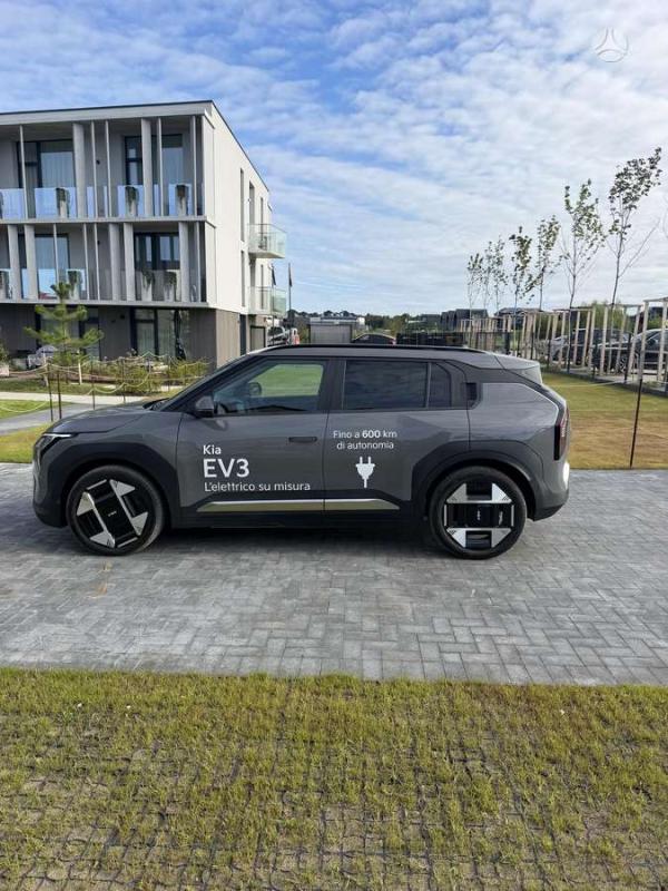 Grey Kia EV3 2024 in Kaunas, with an engine capacity of 0.00 L and mileage of 12 thousand km for 28500 €, photo 4 on AUTOMOTO.COM.LV