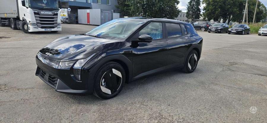 Melns Kia EV4 2026 Vievis, ar dzinēja tilpumu 0.00 L un nobraukumu 0 tūkst. km par 30613 €, foto 3 vietnē AUTOMOTO.COM.LV