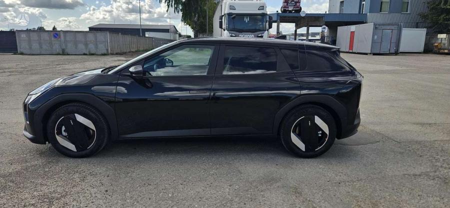 Melns Kia EV4 2026 Vievis, ar dzinēja tilpumu 0.00 L un nobraukumu 0 tūkst. km par 30613 €, foto 5 vietnē AUTOMOTO.COM.LV