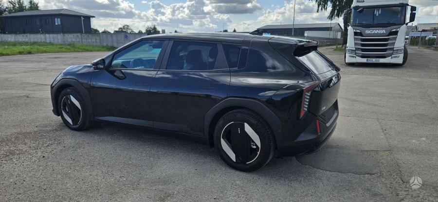 Melns Kia EV4 2026 Vievis, ar dzinēja tilpumu 0.00 L un nobraukumu 0 tūkst. km par 30613 €, foto 6 vietnē AUTOMOTO.COM.LV