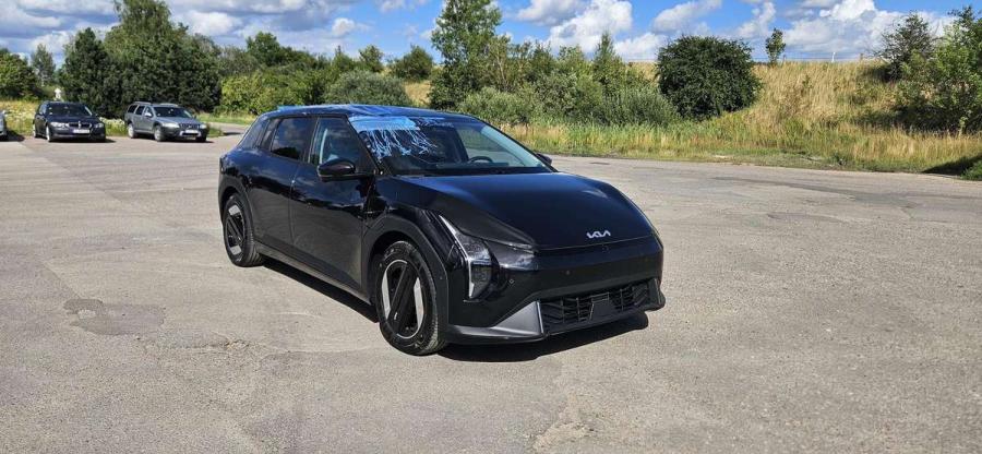 Melns Kia EV4 2026 Vievis, ar dzinēja tilpumu 0.00 L un nobraukumu 0 tūkst. km par 30613 €, foto 9 vietnē AUTOMOTO.COM.LV