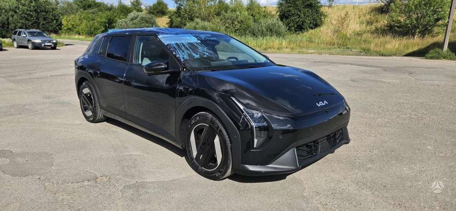 Melns Kia EV4 2026 Vievis, ar dzinēja tilpumu 0.00 L un nobraukumu 0 tūkst. km par 30613 €, foto 12 vietnē AUTOMOTO.COM.LV