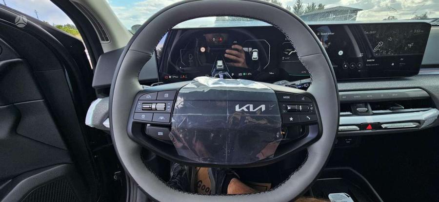 Melns Kia EV4 2026 Vievis, ar dzinēja tilpumu 0.00 L un nobraukumu 0 tūkst. km par 30613 €, foto 17 vietnē AUTOMOTO.COM.LV