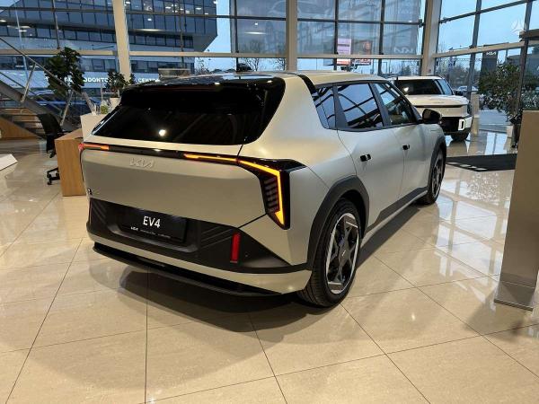 Pelēks Kia EV4 2025 Viļņa, ar dzinēja tilpumu 0.00 L un nobraukumu 4 tūkst. km par 43000 €, foto 3 vietnē AUTOMOTO.COM.LV