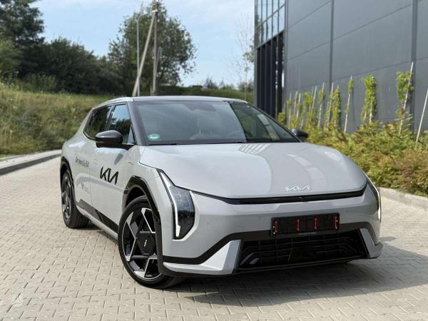 Киа EV4 2025 в Вильнюс на AUTOMOTO.COM.LV Серый Киа EV4 2025 в Вильнюс, объемом двигателя 0.00 л и пробегом 7 тыс. км за 37950 €, фото 1 на AUTOMOTO.COM.LV