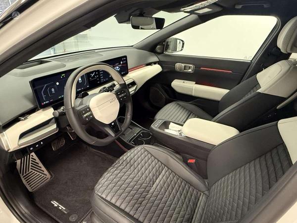 White Kia EV4 2026 in Vilnius, with an engine capacity of 0.00 L and mileage of 0 thousand km for 49800 €, photo 7 on AUTOMOTO.COM.LV