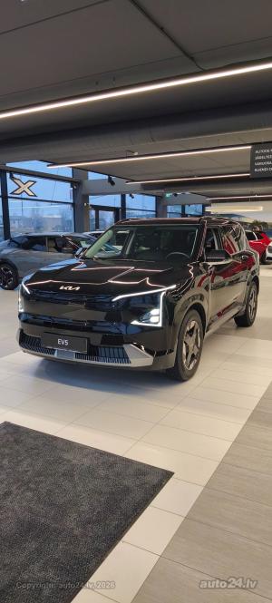 Melns Kia EV5 2026 Tartu, ar dzinēja tilpumu 0.00 L un nobraukumu 50 tūkst. km par 49990 €, foto  vietnē AUTOMOTO.COM.LV
