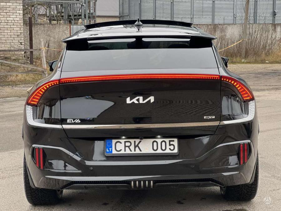 Black Kia EV6 2023 in Ukmerge, with an engine capacity of 0.00 L and mileage of 3 thousand km for 35500 €, photo 12 on AUTOMOTO.COM.LV