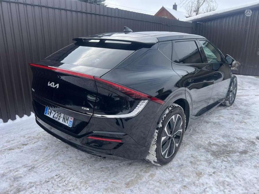 Black Kia EV6 2024 in Kaunas, with an engine capacity of 0.00 L and mileage of 29 thousand km for 16700 €, photo 6 on AUTOMOTO.COM.LV