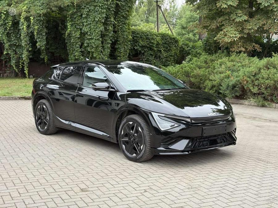 Black Kia EV6 2025 in Prienai, with an engine capacity of 0.00 L and mileage of 4 thousand km for 39900 €, photo 1 on AUTOMOTO.COM.LV