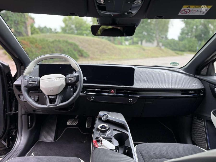 Black Kia EV6 2025 in Prienai, with an engine capacity of 0.00 L and mileage of 4 thousand km for 39900 €, photo 7 on AUTOMOTO.COM.LV