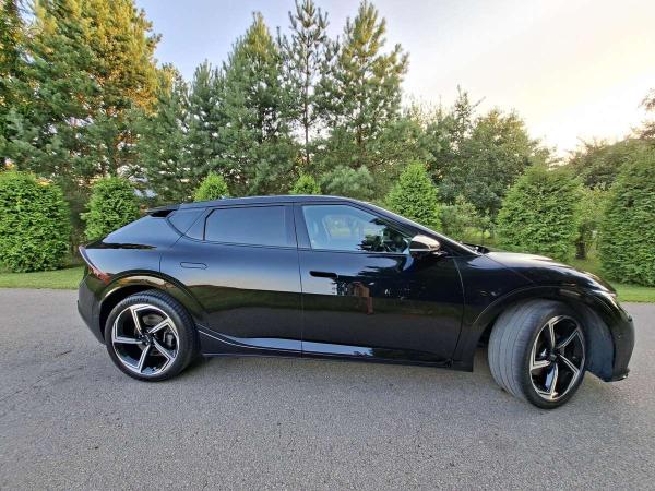 Black Kia EV6 2023 in Kaunas, with an engine capacity of 0.00 L and mileage of 73 thousand km for 28000 €, photo 2 on AUTOMOTO.COM.LV