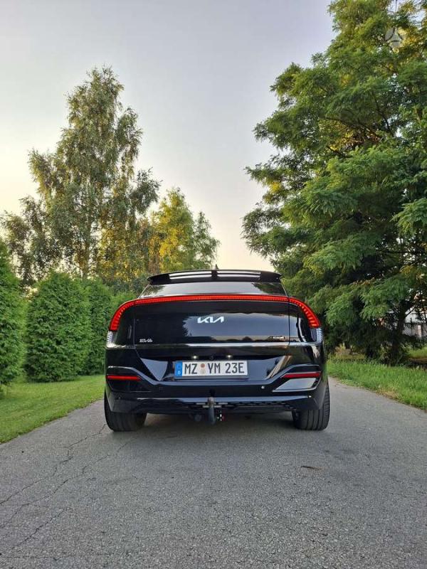 Black Kia EV6 2023 in Kaunas, with an engine capacity of 0.00 L and mileage of 73 thousand km for 28000 €, photo 5 on AUTOMOTO.COM.LV