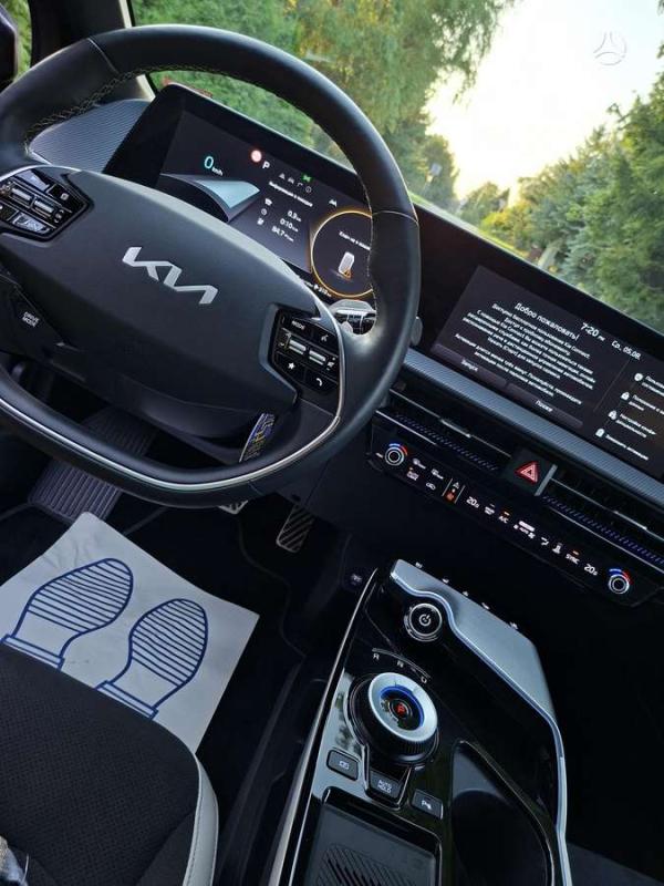 Black Kia EV6 2023 in Kaunas, with an engine capacity of 0.00 L and mileage of 73 thousand km for 28000 €, photo 6 on AUTOMOTO.COM.LV