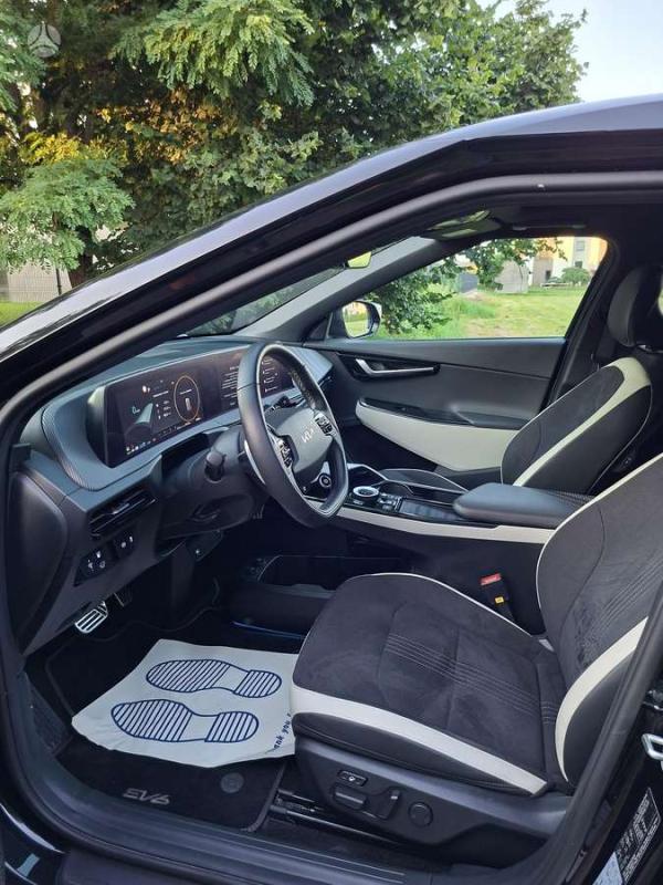Black Kia EV6 2023 in Kaunas, with an engine capacity of 0.00 L and mileage of 73 thousand km for 28000 €, photo 9 on AUTOMOTO.COM.LV