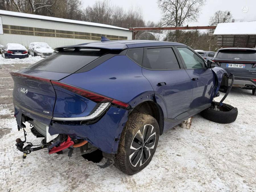 Blue Kia EV6 2024 in Kaunas, with an engine capacity of 0.00 L and mileage of 35 thousand km for 10500 €, photo 6 on AUTOMOTO.COM.LV